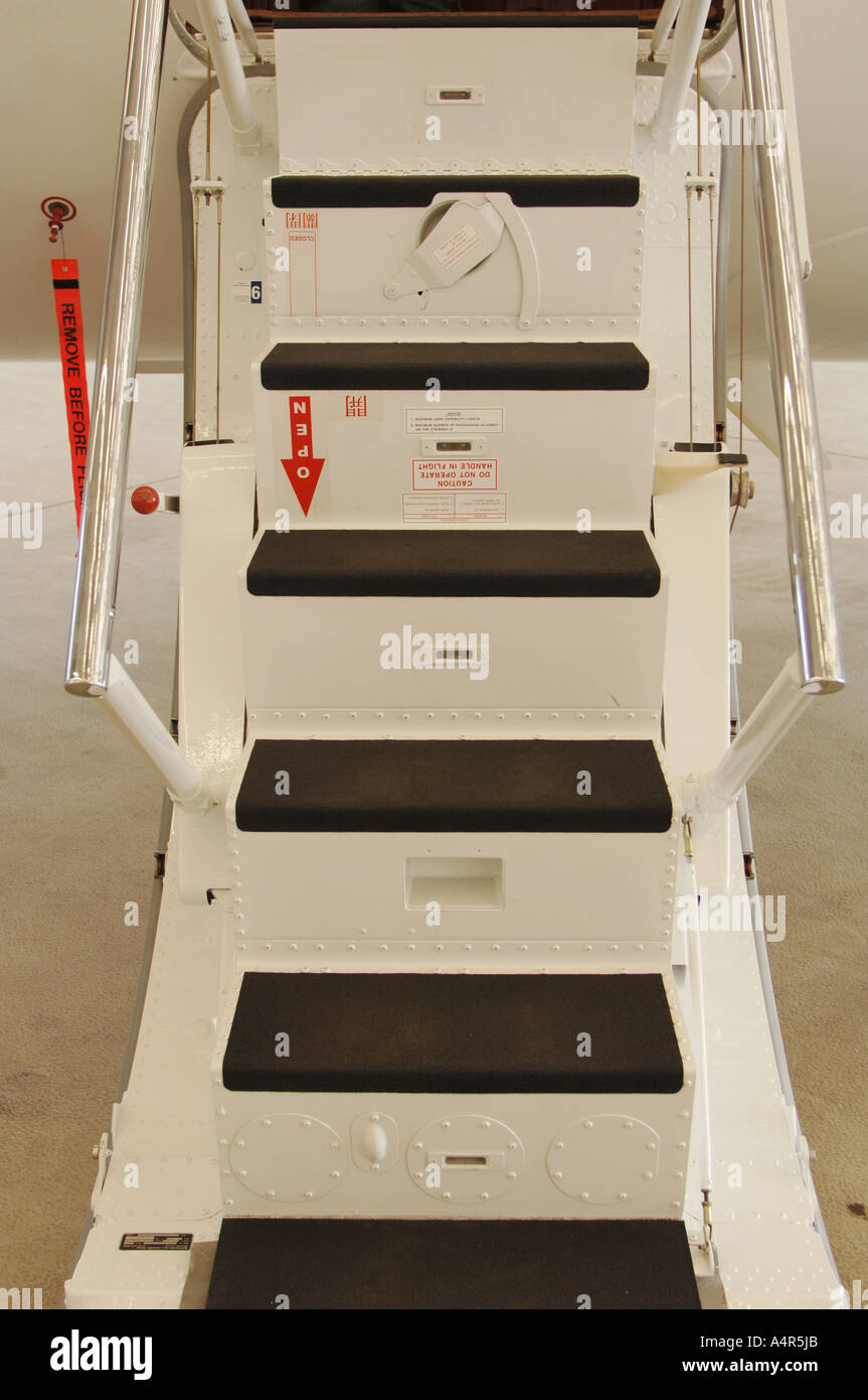 Airplane steps hi-res stock photography and images - Alamy