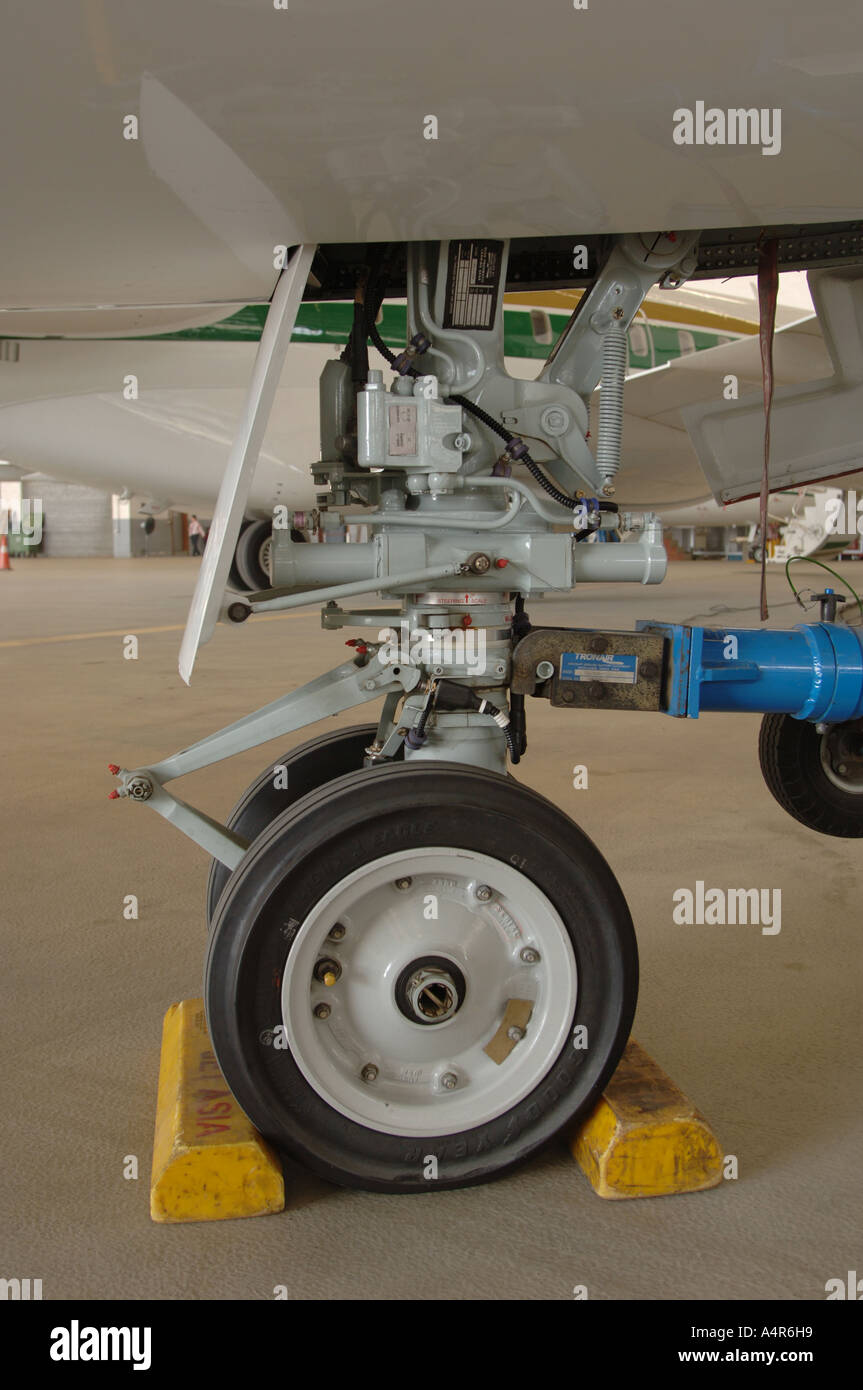 Detail Airplane Wheel Hi-res Stock Photography And Images, 43% OFF