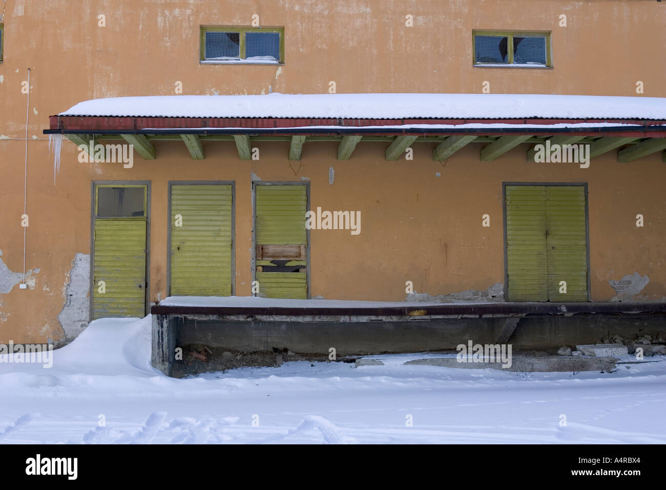 Snow on the front porch of a house Stock Photo - Alamy