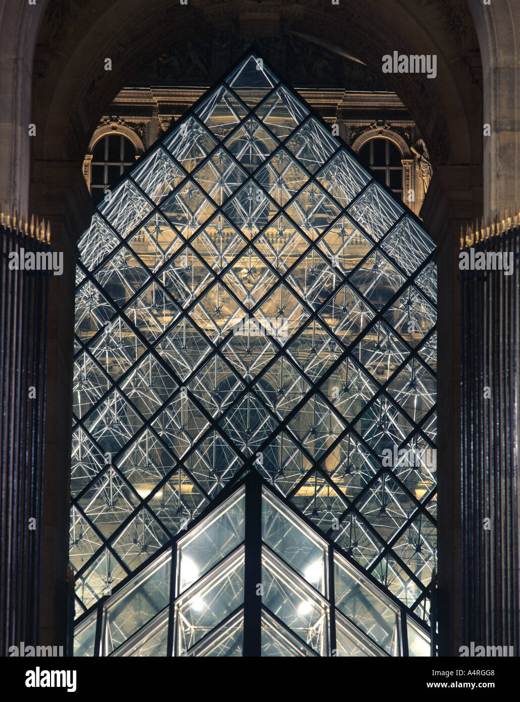 Glass pyramids hi-res stock photography and images - Alamy