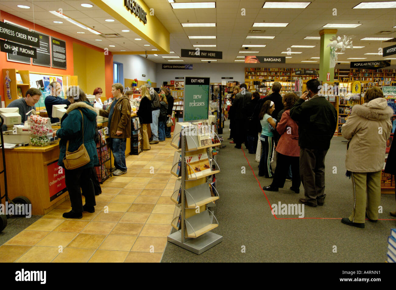 Retail store clerks hi-res stock photography and images - Alamy