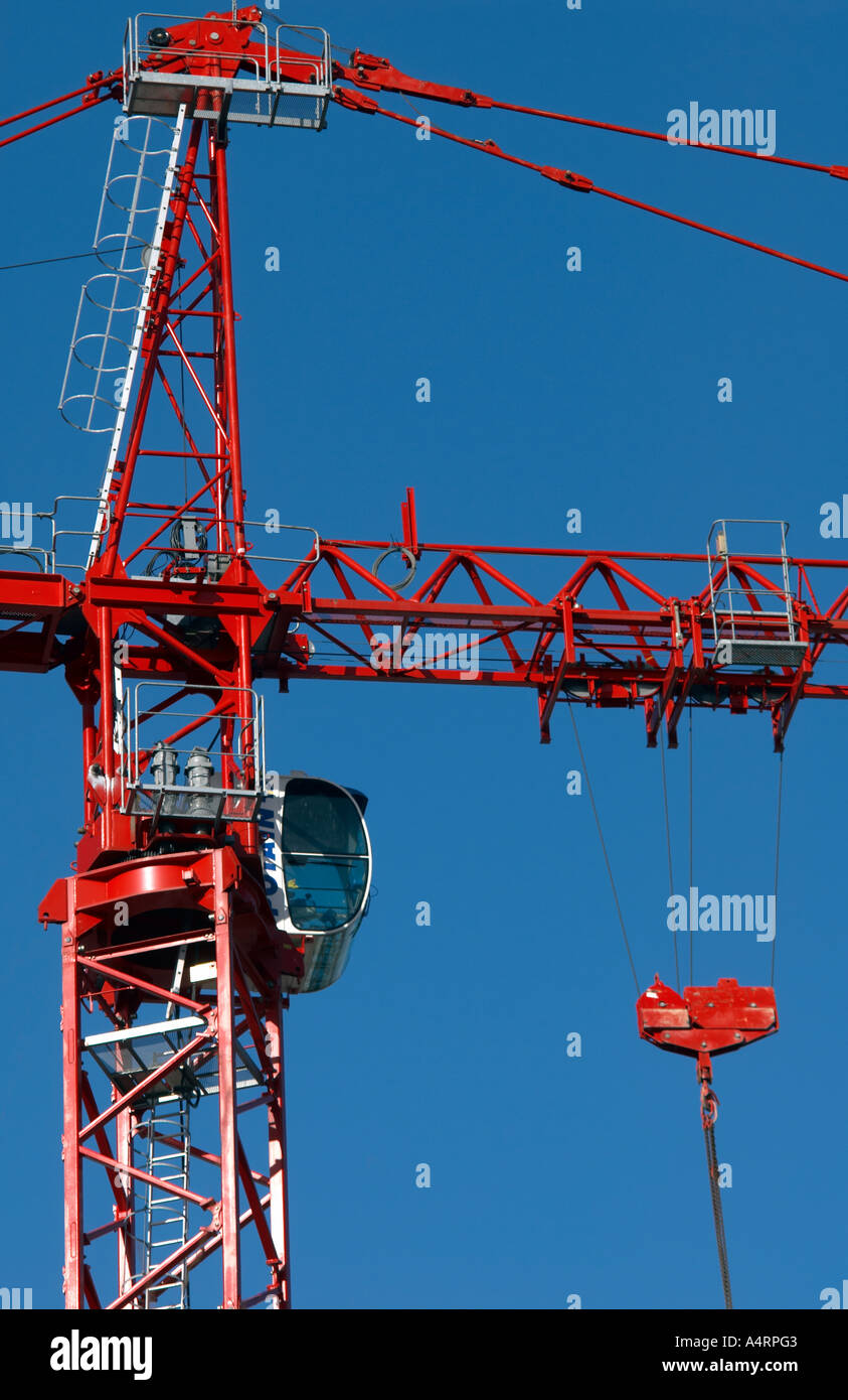Red metal crane hi-res stock photography and images - Alamy