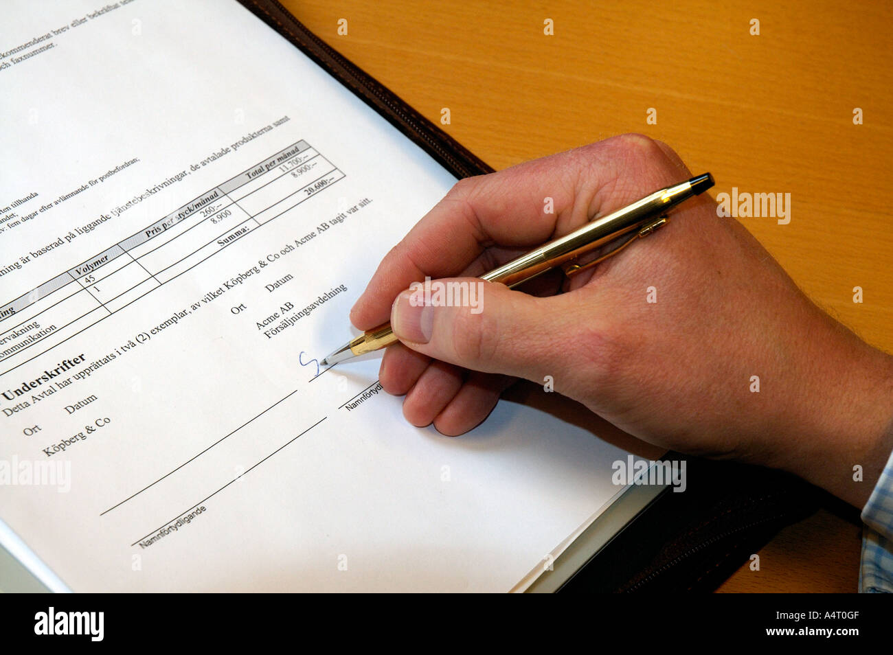 Signing a contract Stock Photo - Alamy