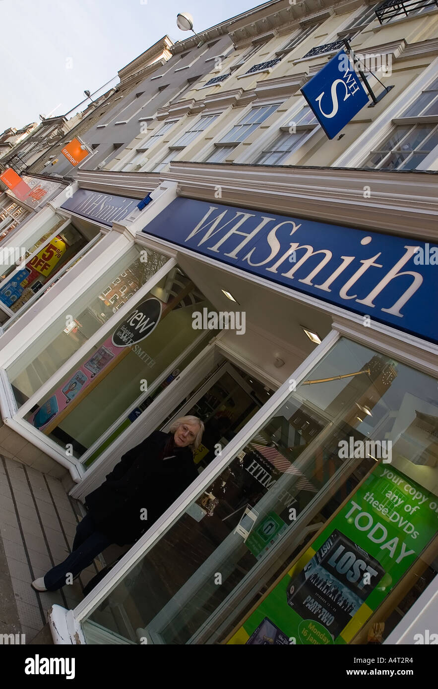 Wh smith shop front hi-res stock photography and images - Alamy
