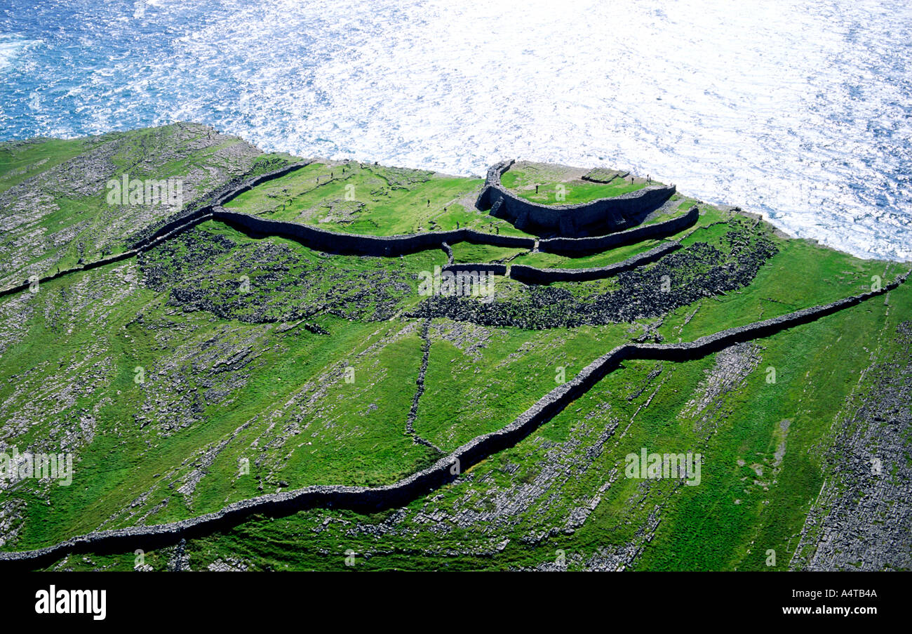Dun Aenghus ancient Celtic stone fort high on the cliffs of Inishmore ...