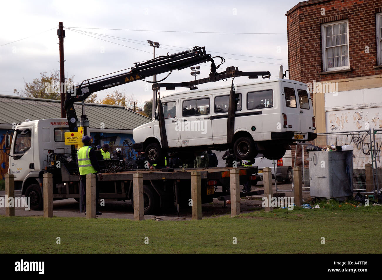 Uk police tow truck hi-res stock photography and images - Alamy