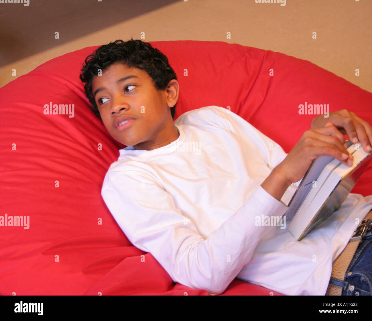 Book in hand hi-res stock photography and images - Alamy