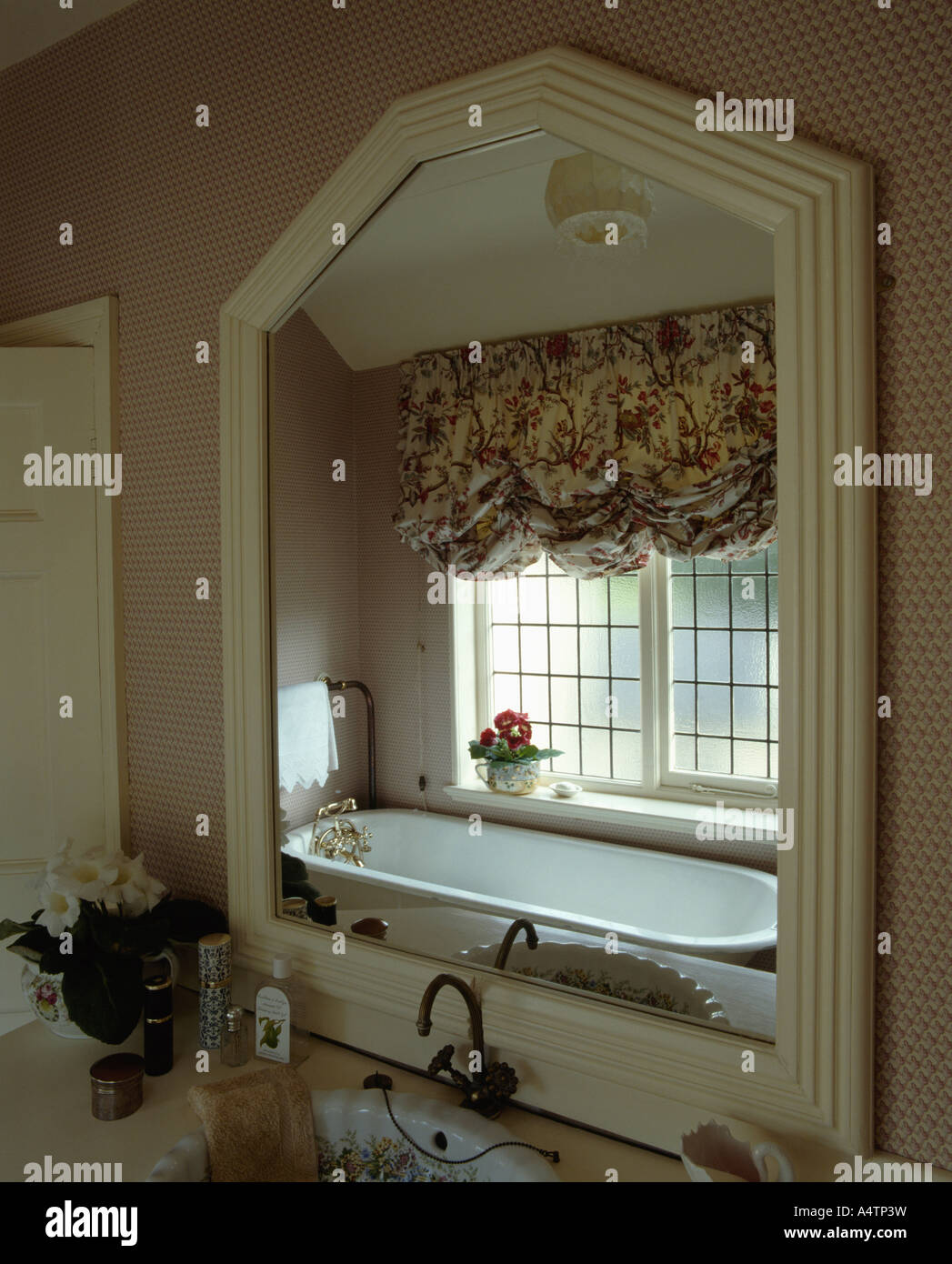 Bath in alcove with festoon blinds at window above Stock Photo - Alamy