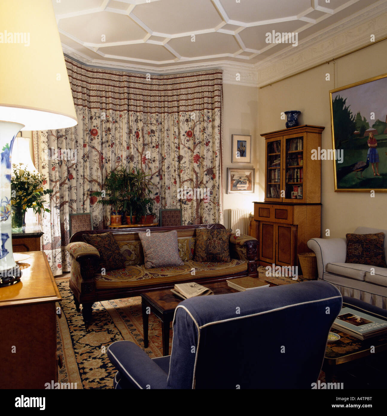 Sittingroom with patterned curtains and beige settee Stock Photo - Alamy