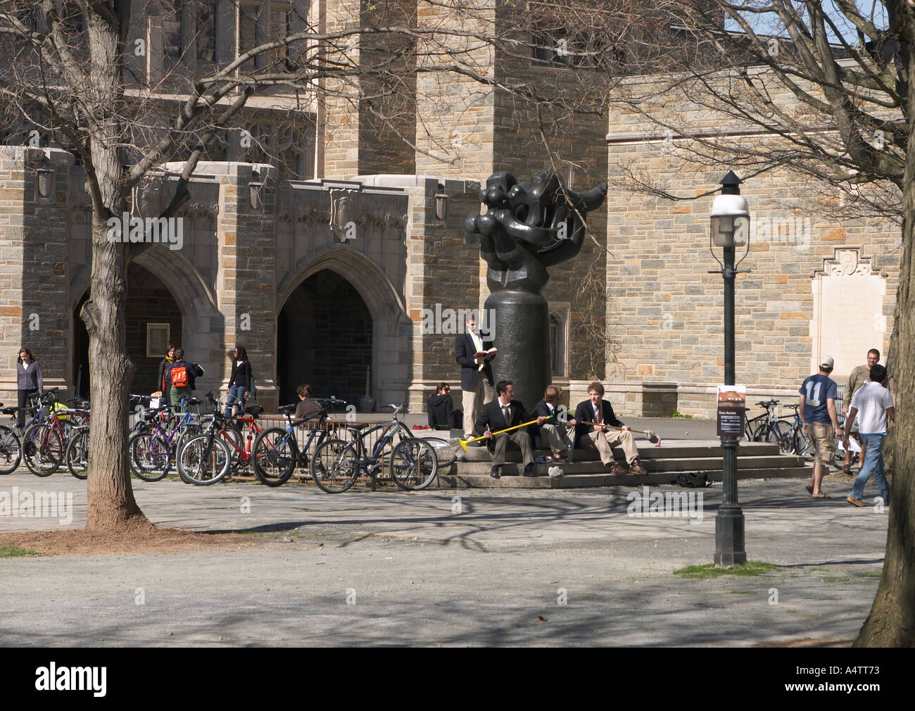 Students in front building hi-res stock photography and images - Alamy