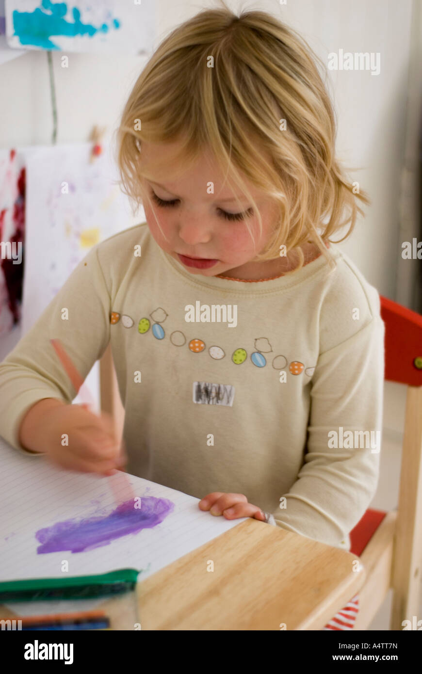 Bath Somerset Four year old Anna paints a picture Photo by Richard ...