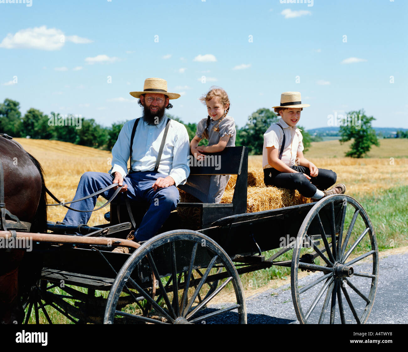 Amish family pennsylvania dutch buggy hi-res stock photography and ...
