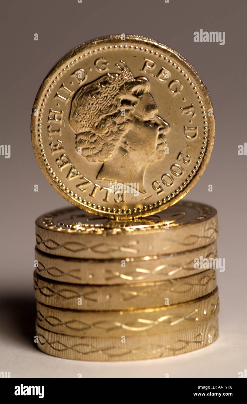 British one pound coins showing the Queens head Stock Photo - Alamy