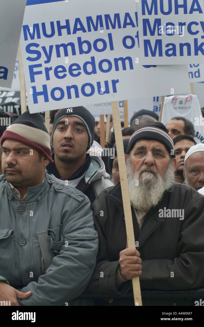ELDERLY BRITISH MUSLIMS AT RALLY Stock Photo - Alamy