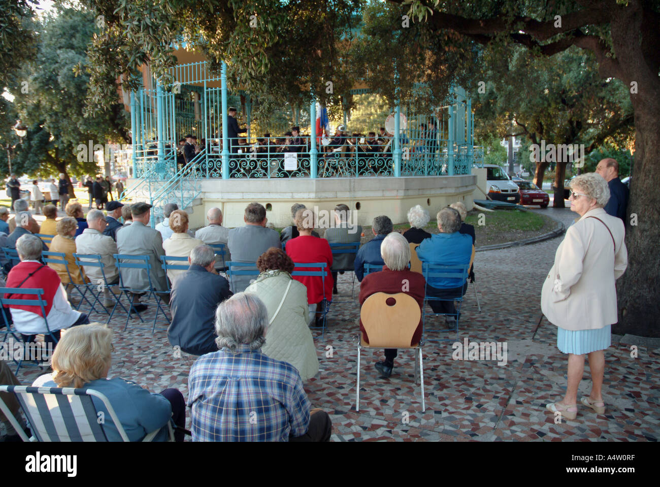 Elderly crowd france hi-res stock photography and images - Alamy
