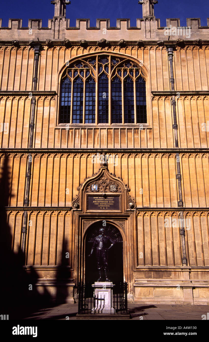 Bodleian library entrance statue earl hi-res stock photography and ...