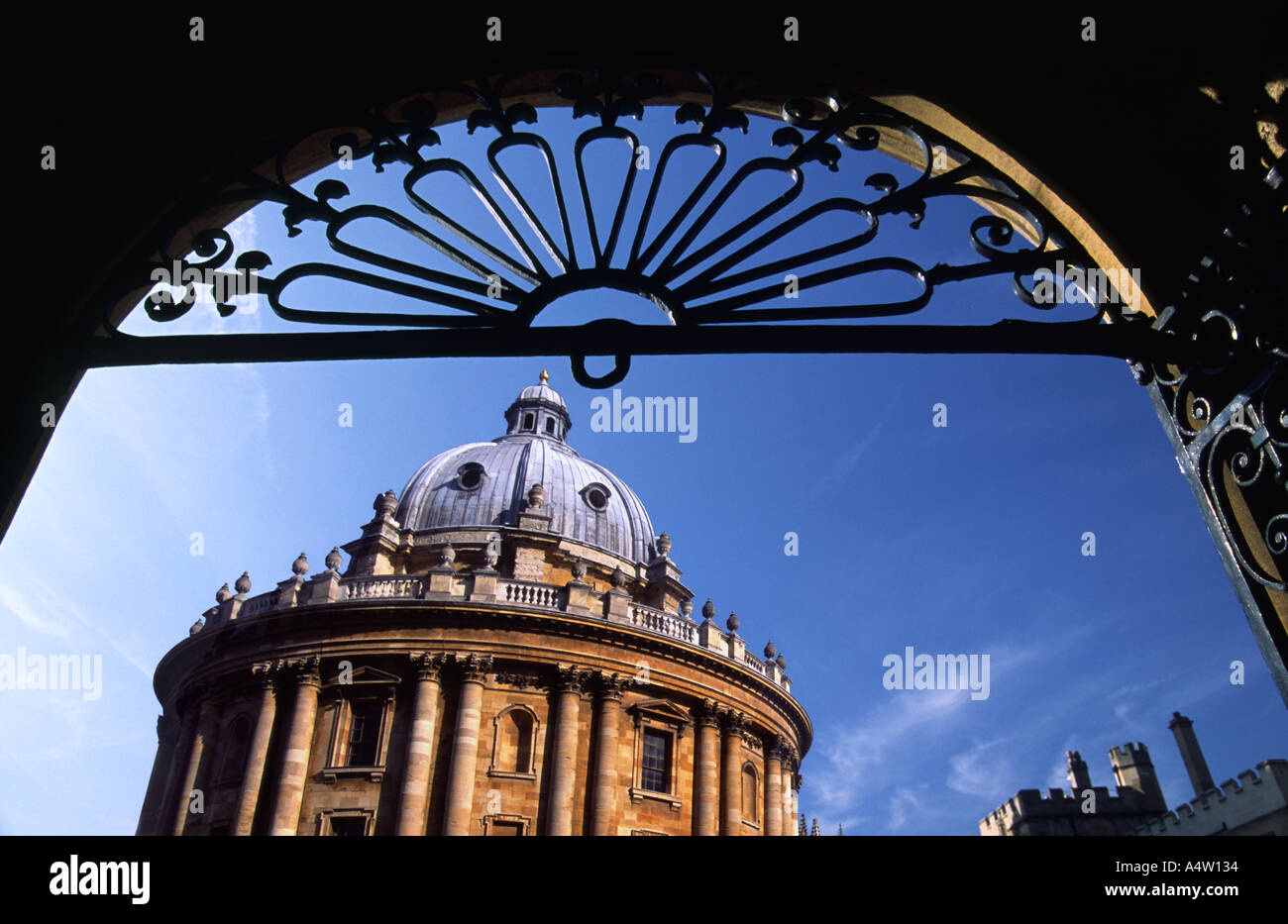 Radcliffe Camera viewed from gate to Bodleian Oxford Stock Photo - Alamy