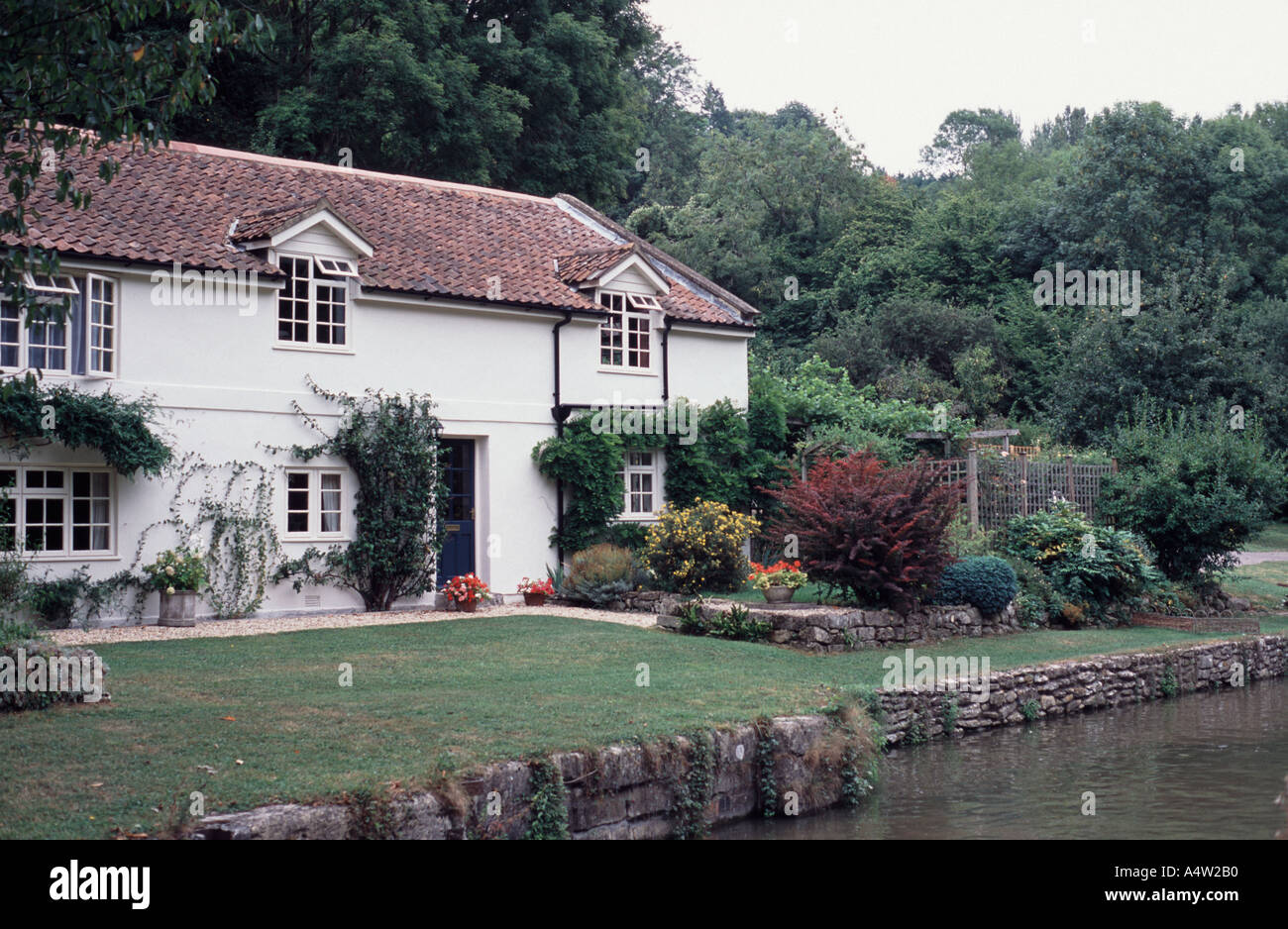 Canalside cottages Kennet and Avon Canal Bath Somerset, UK Stock Photo ...