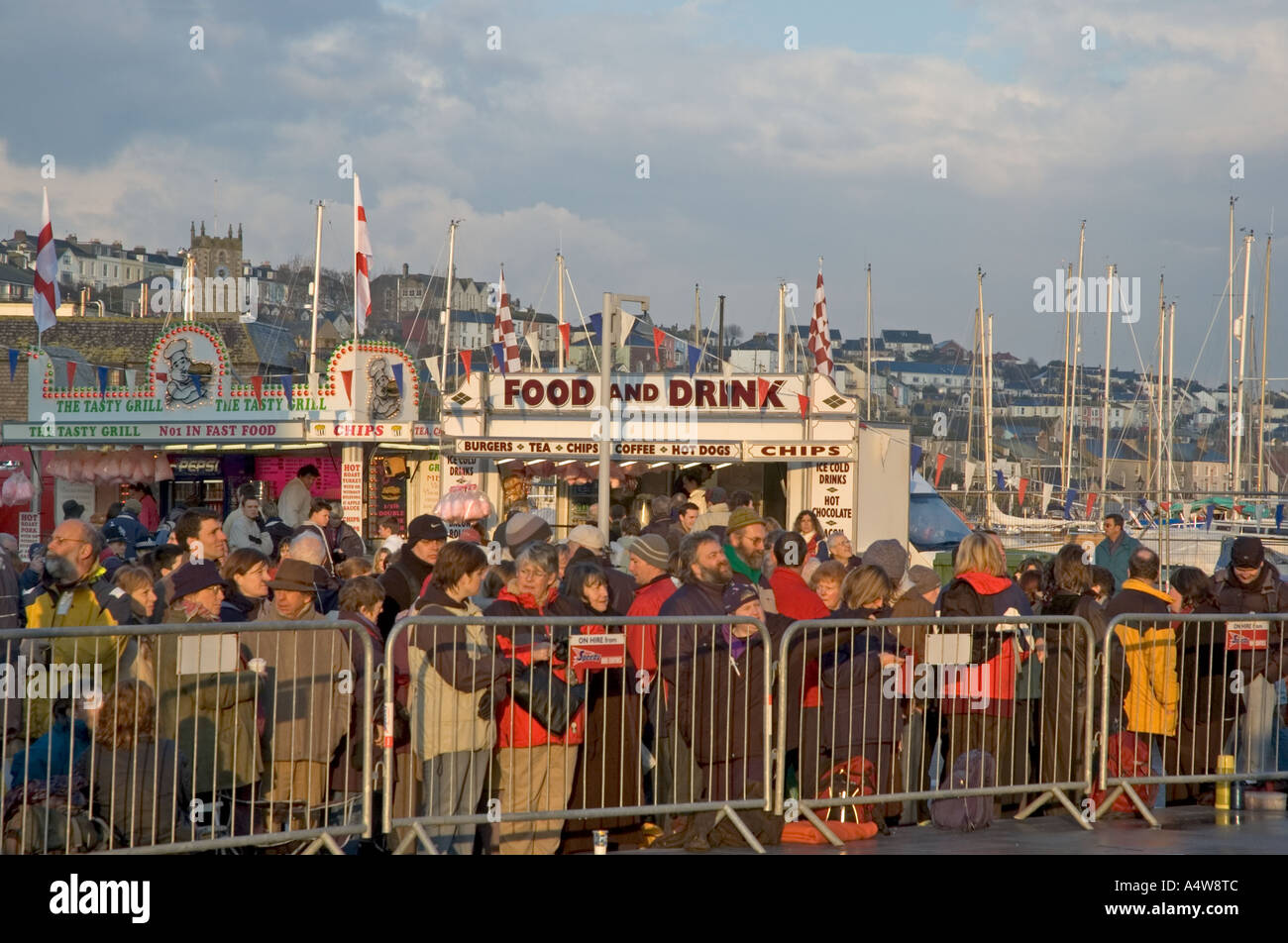 Crowd group waiting hi-res stock photography and images - Alamy