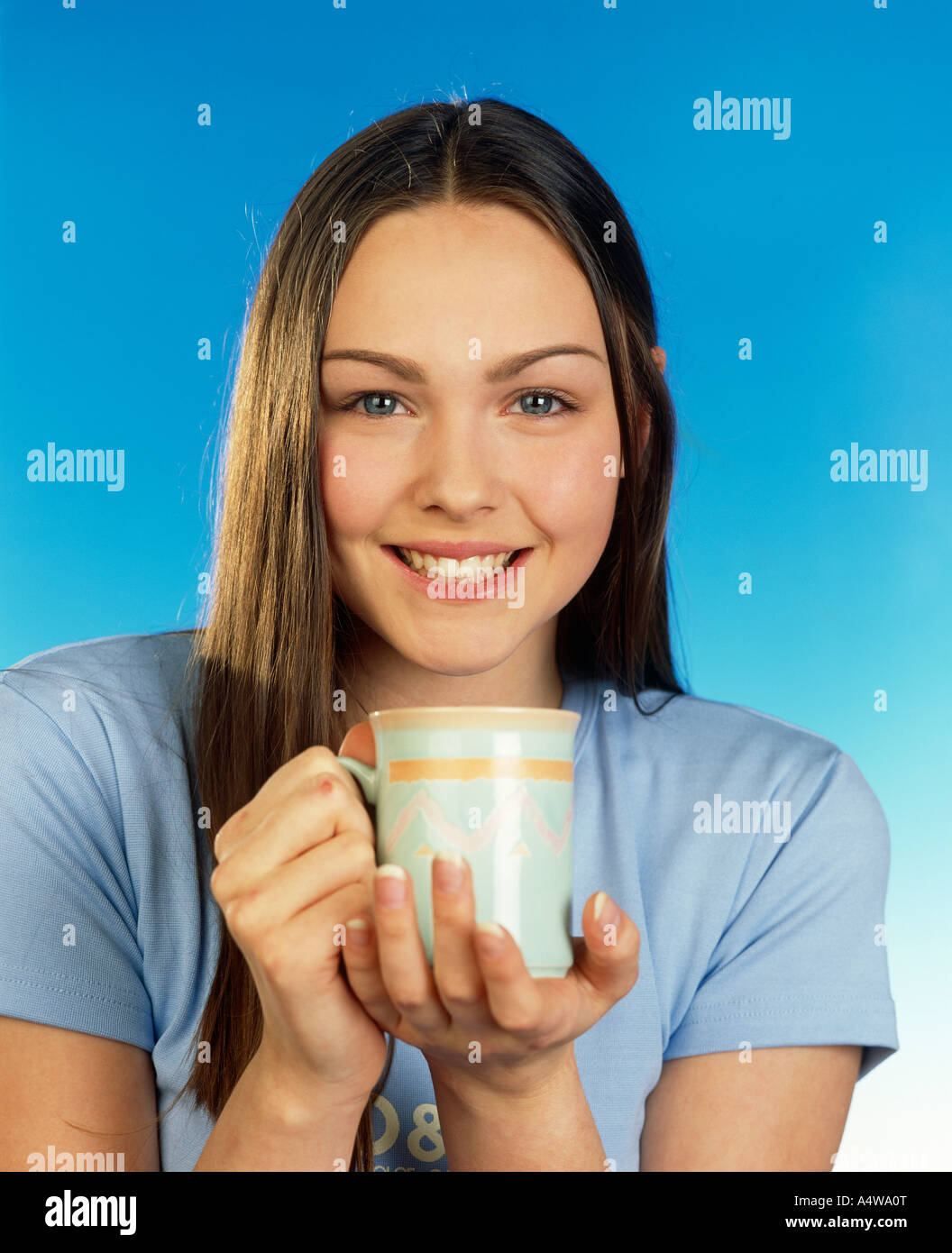 SARAH LONG STRAIGHT HAIR IN BLUE TOP GREEN ORANGE MUG Stock Photo - Alamy
