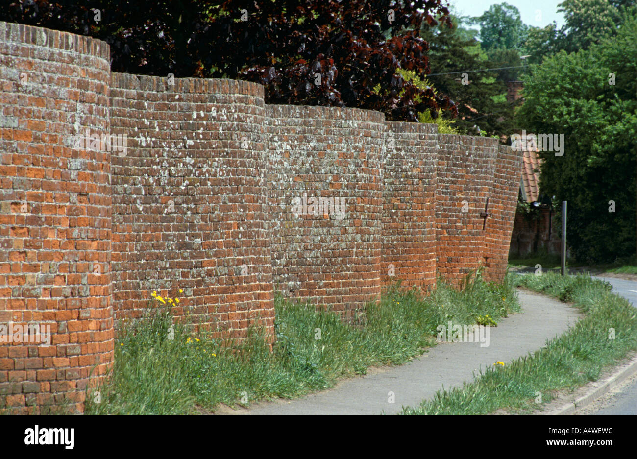 Crinkle crankle wall hi-res stock photography and images - Alamy
