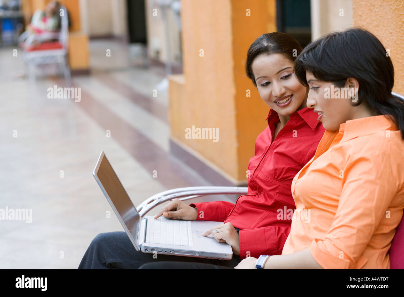 Women learning computer india hi-res stock photography and images - Alamy