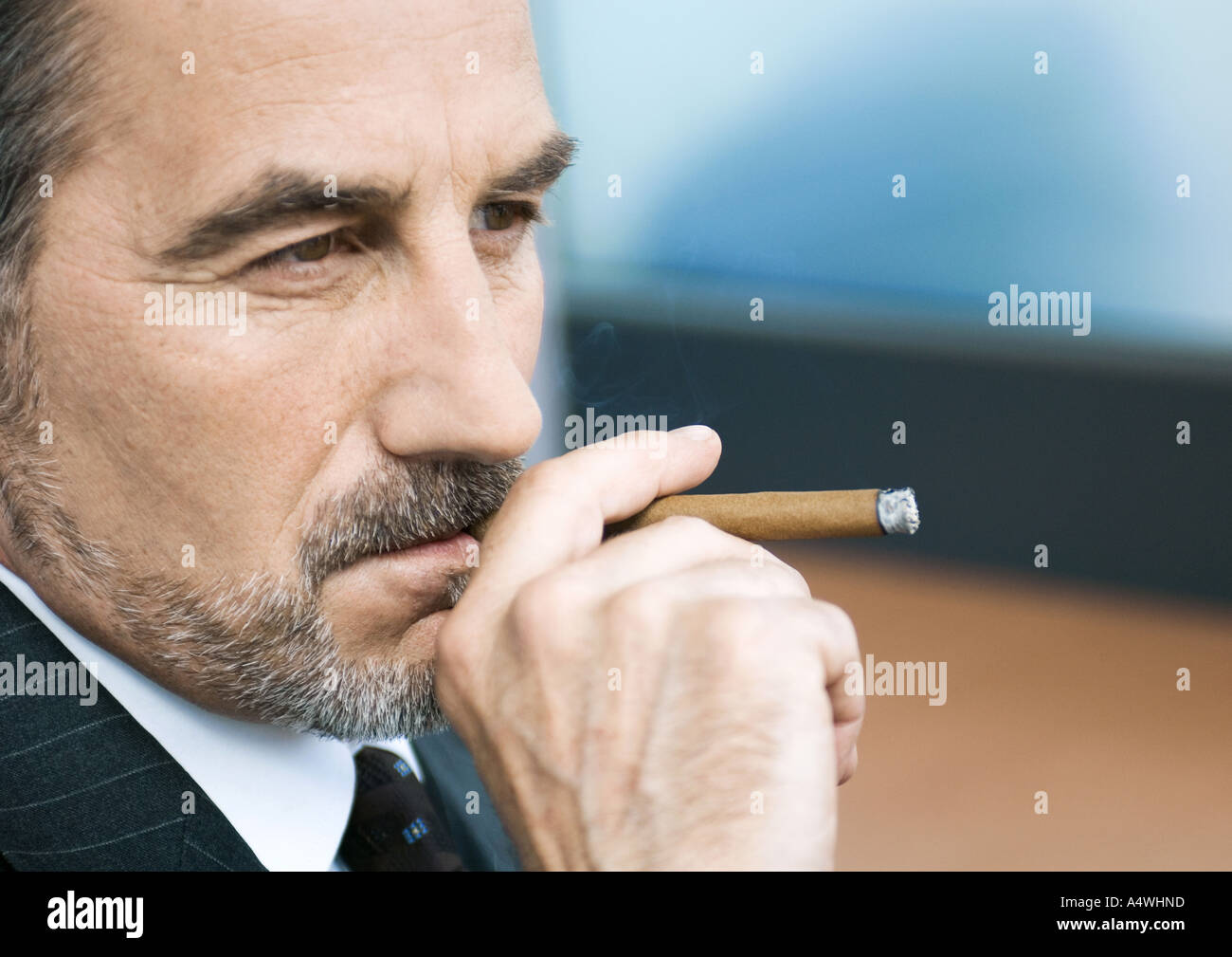 Businessmen smoking cigars hi-res stock photography and images - Alamy