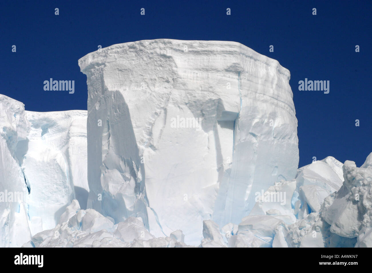Huge towering cliffs hi-res stock photography and images - Alamy