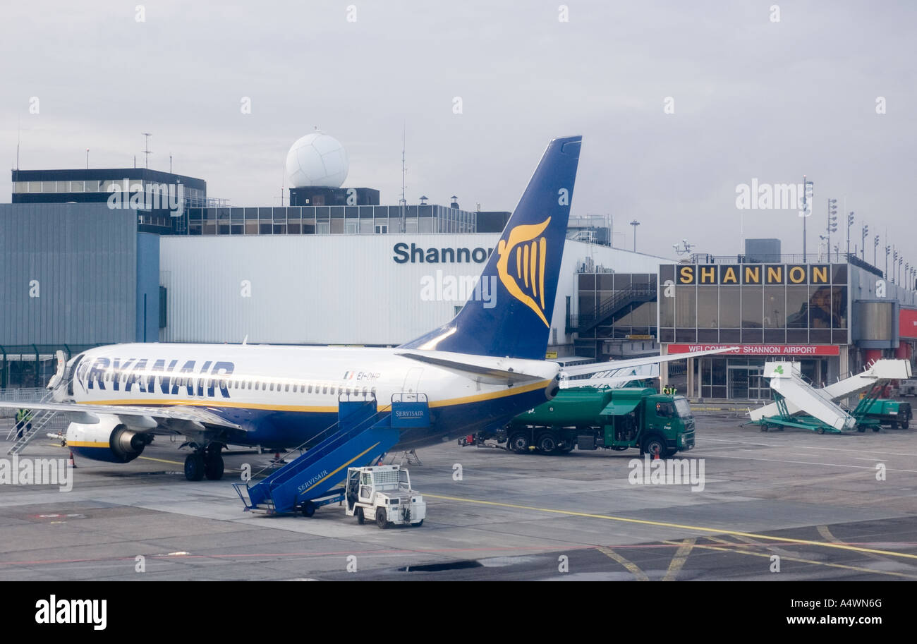 Shannon airport ryanair hi-res stock photography and images - Alamy