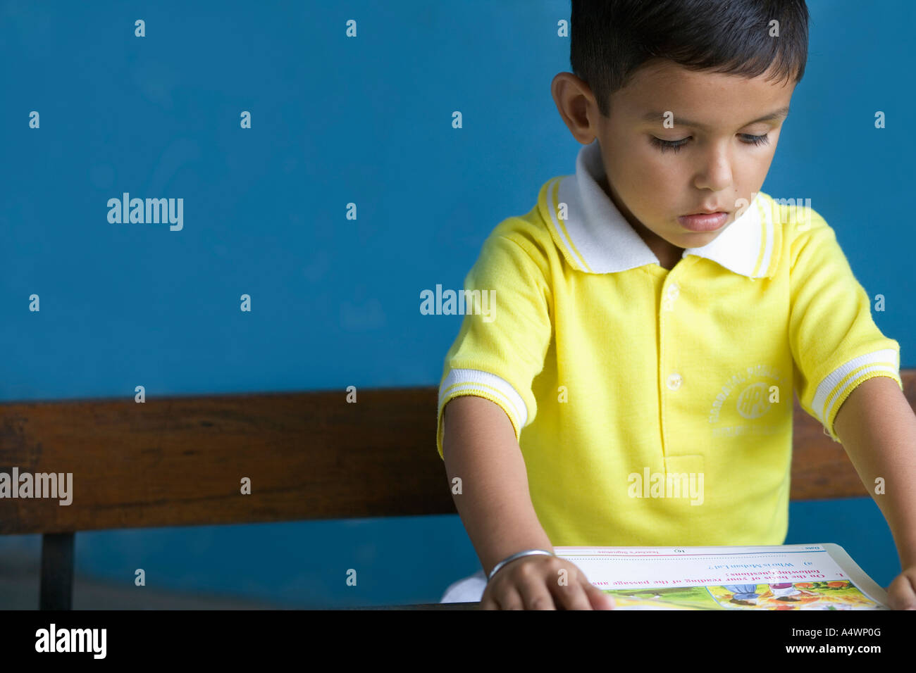 Young boy reading Stock Photo - Alamy