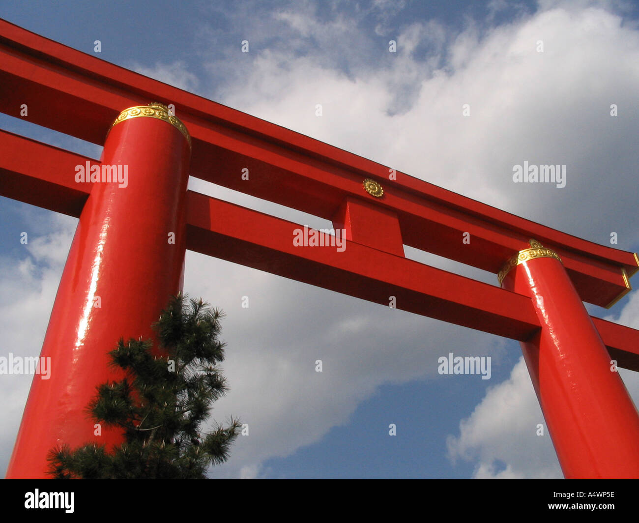 Japanese red torii gate hi-res stock photography and images - Alamy