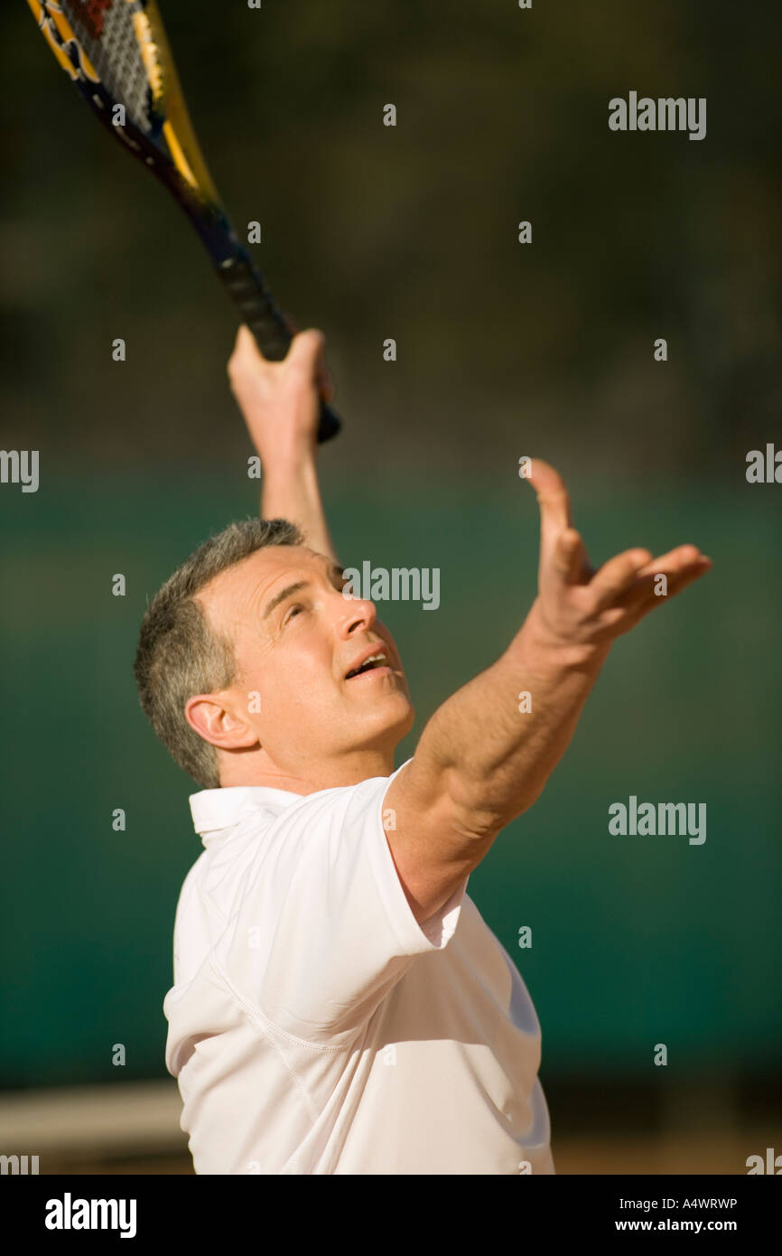 Male tennis player serving Stock Photo - Alamy