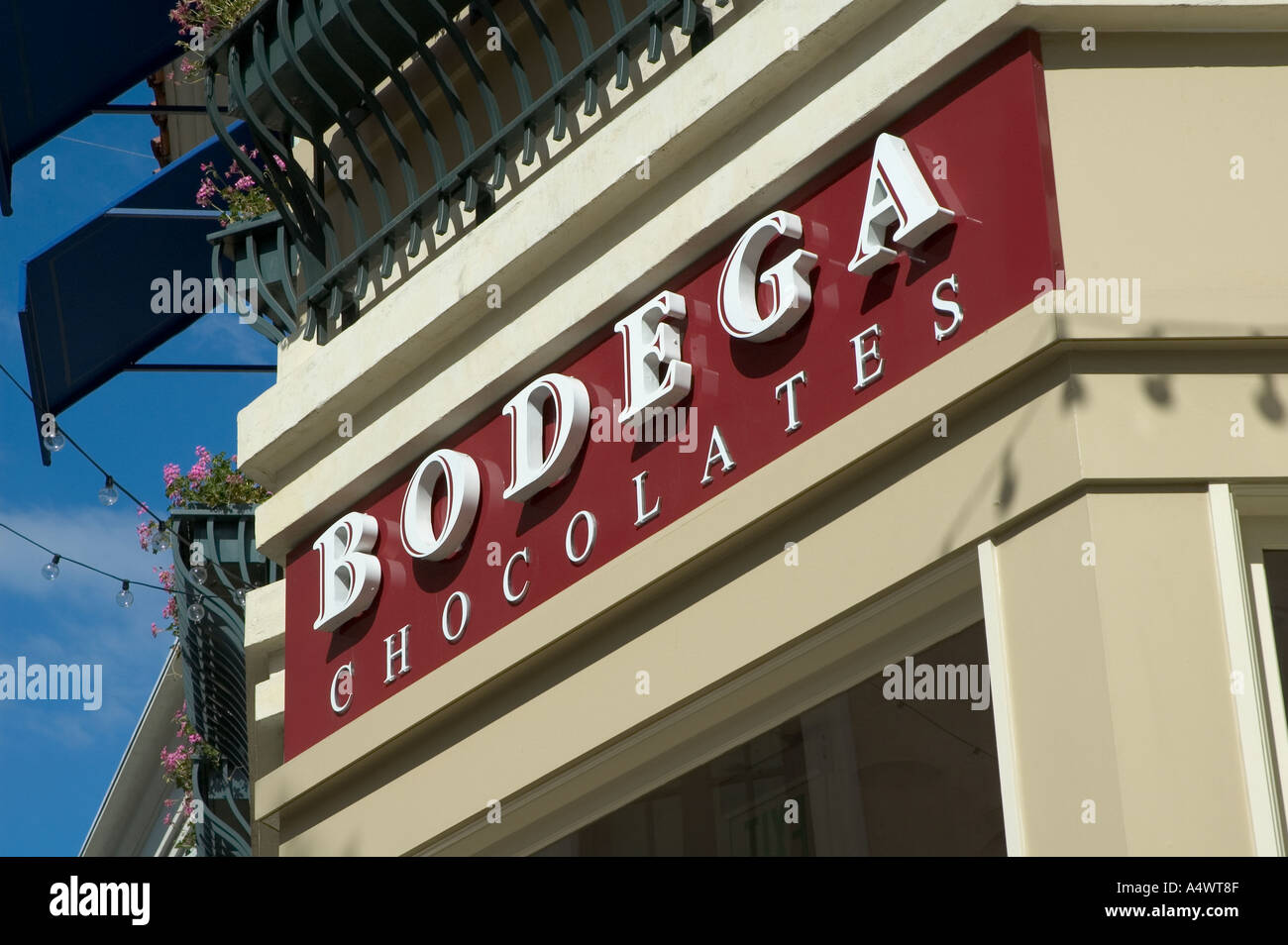 Bodega sign hi-res stock photography and images - Alamy
