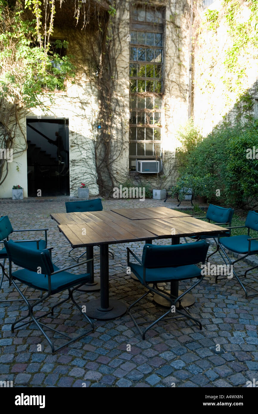 Empty table and chairs outdoors Stock Photo - Alamy