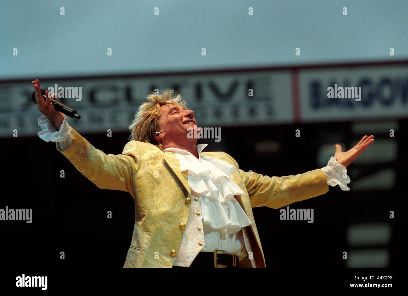Scottish rock singer rod stewart hi-res stock photography and images ...