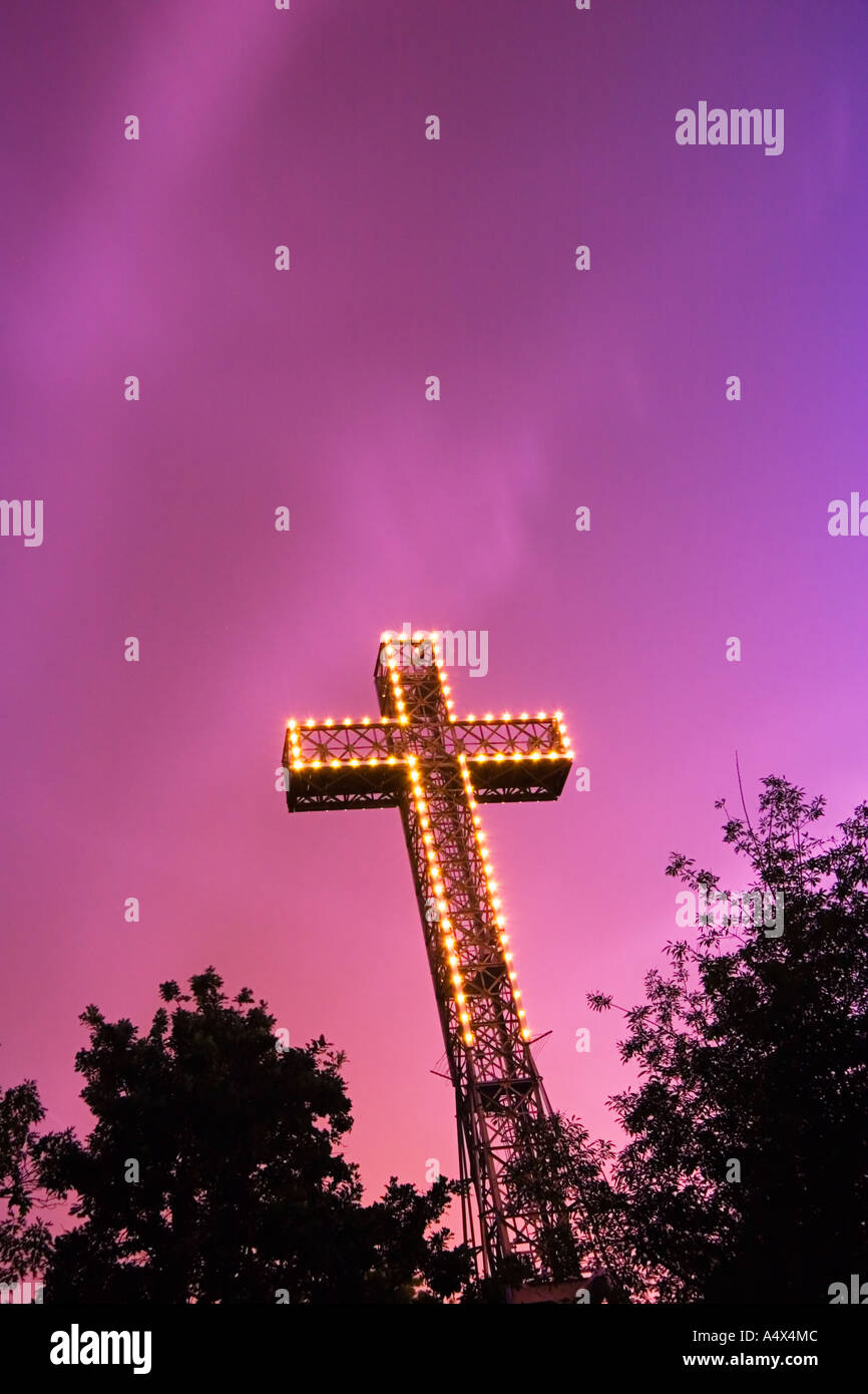 Montreal cross mount royal night hi-res stock photography and images ...