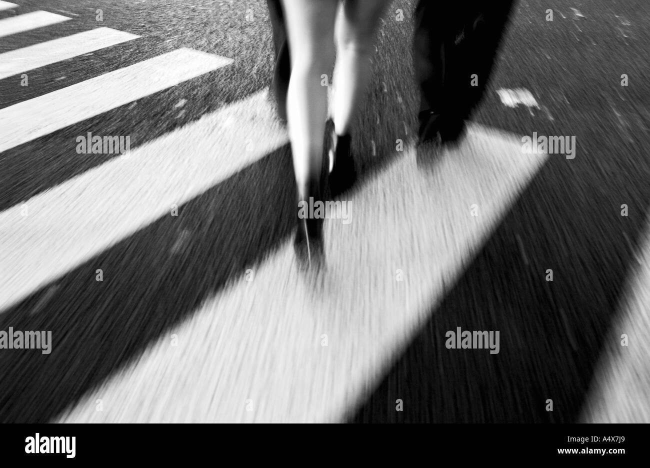 People crossing the road on a pedestrian crossing Stock Photo - Alamy