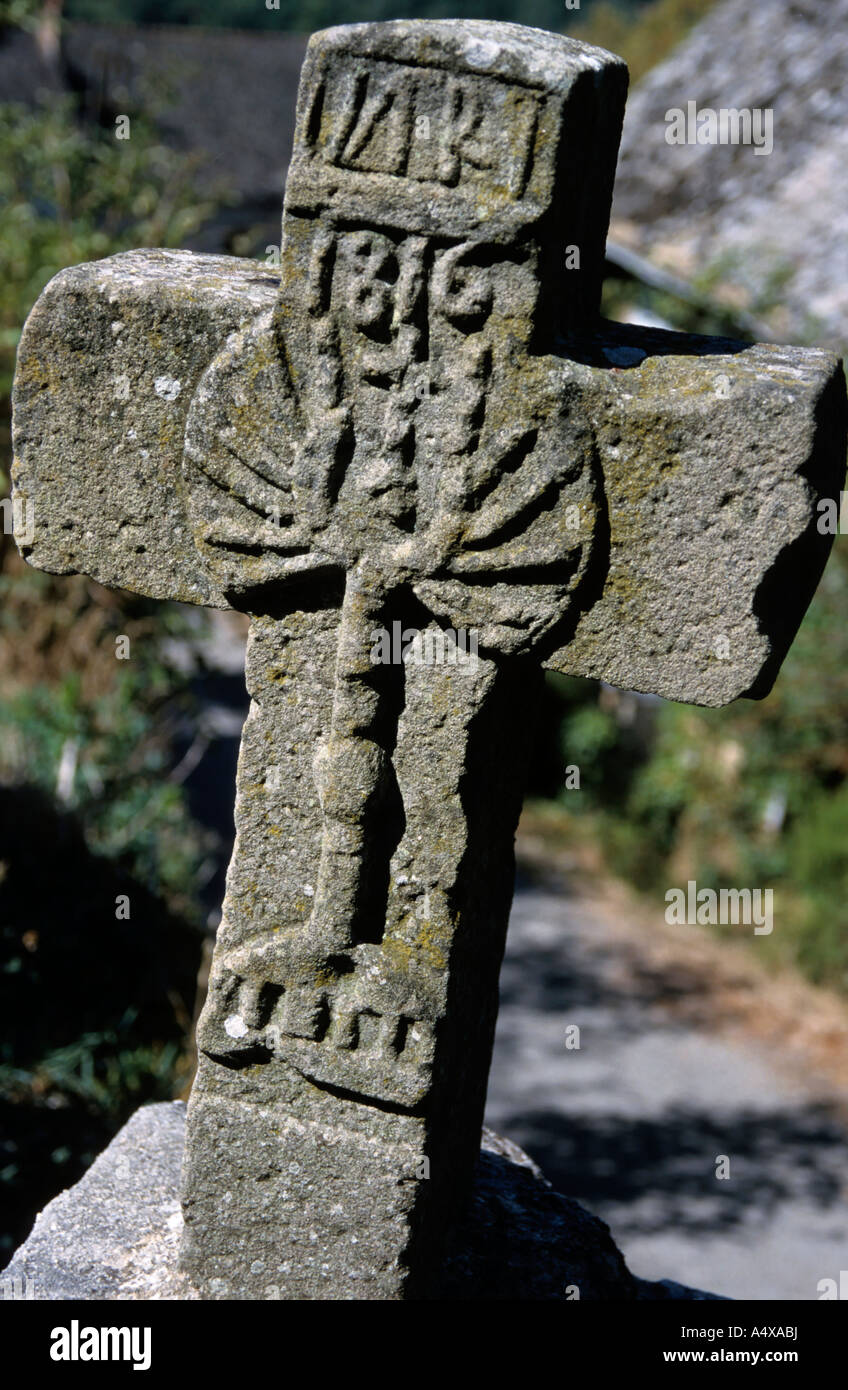 Cross shaped headstones hi-res stock photography and images - Alamy