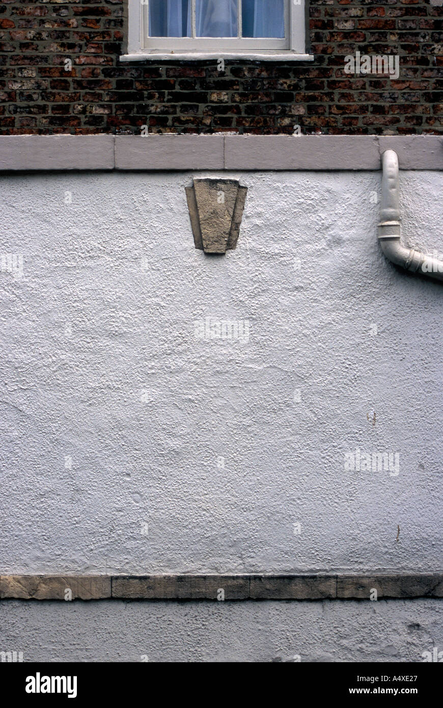 BUILDING ARCHAEOLOGY The keystone reveals the existence of a former ...