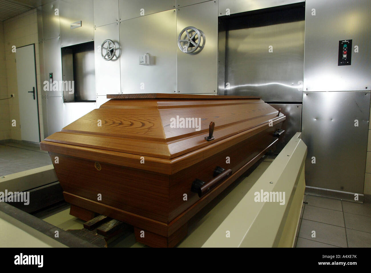 Crematorium coffin hi-res stock photography and images - Alamy
