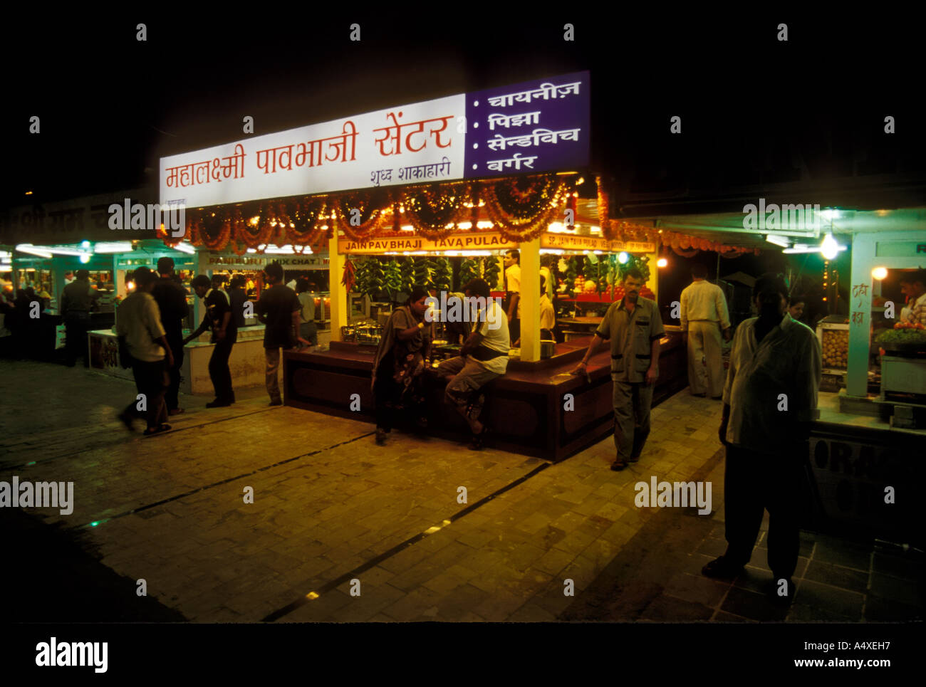 Mumbai night market hi-res stock photography and images - Alamy