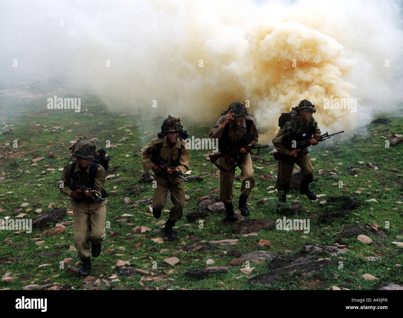 Soldiers running hi-res stock photography and images - Alamy