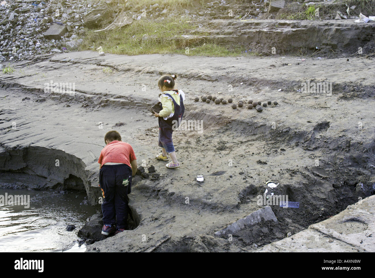 CHINA FENGDU Chinese children play in the mud of old town of Fengdu ...