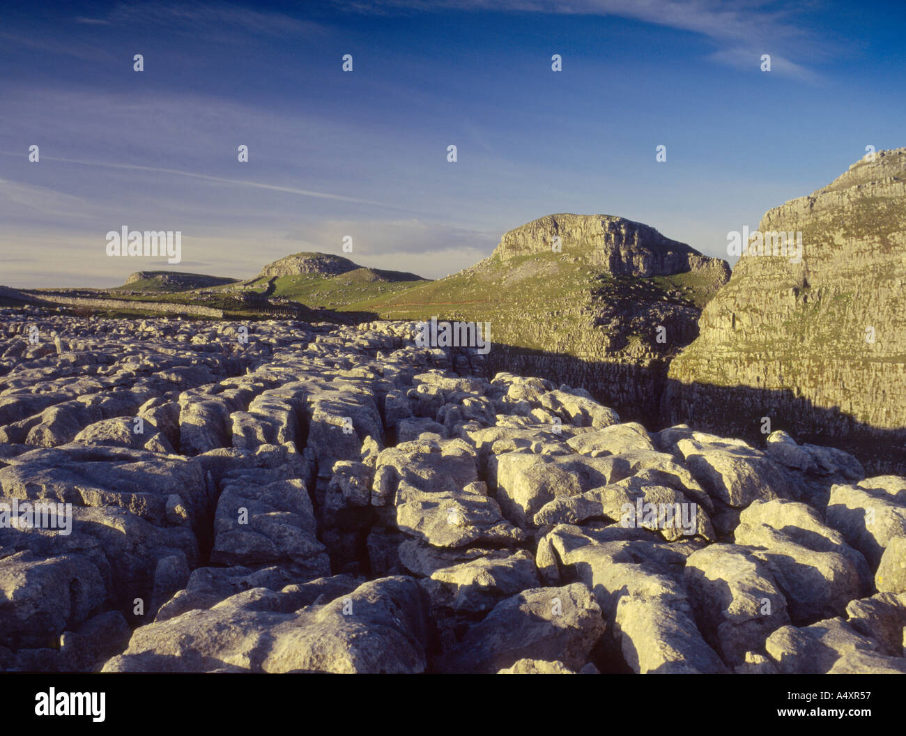 Yorkshire dales rocks lime stone hi-res stock photography and images ...