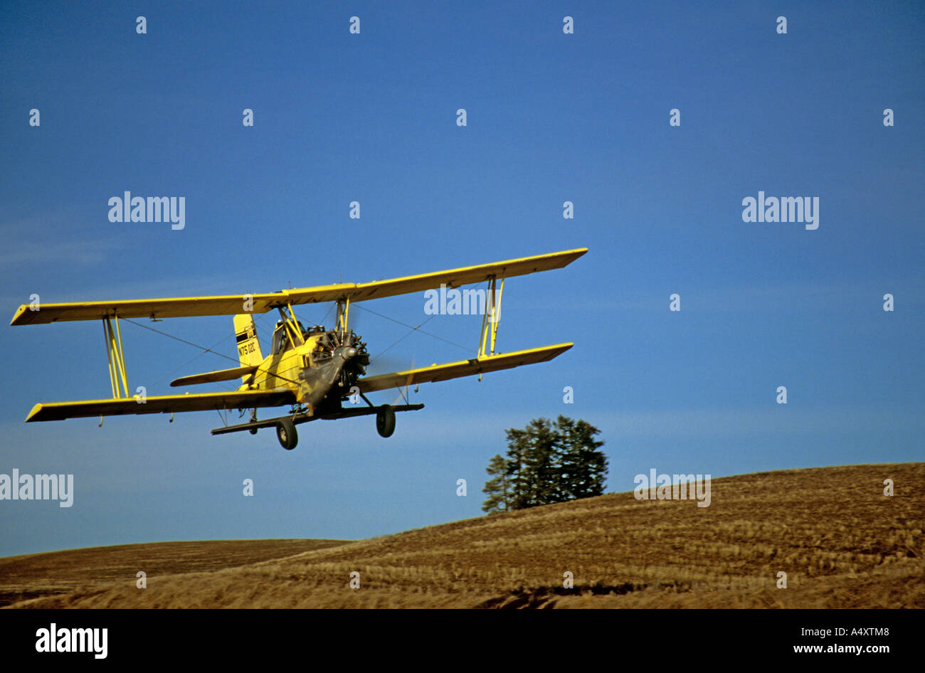 Crop duster flying low hi-res stock photography and images - Alamy