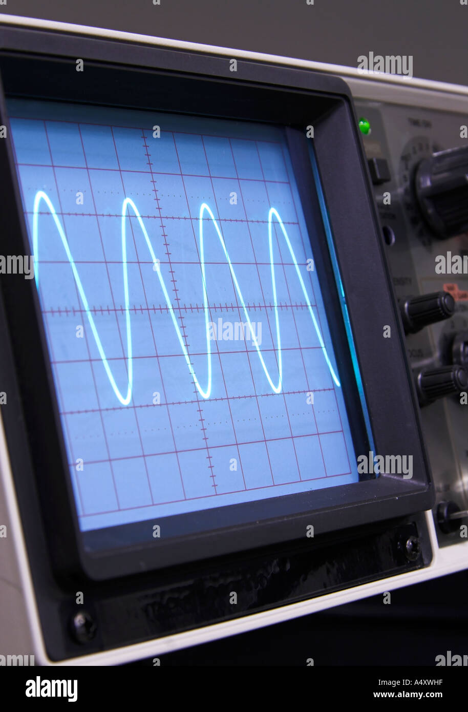 Oscilloscope waveform display hi-res stock photography and images - Alamy