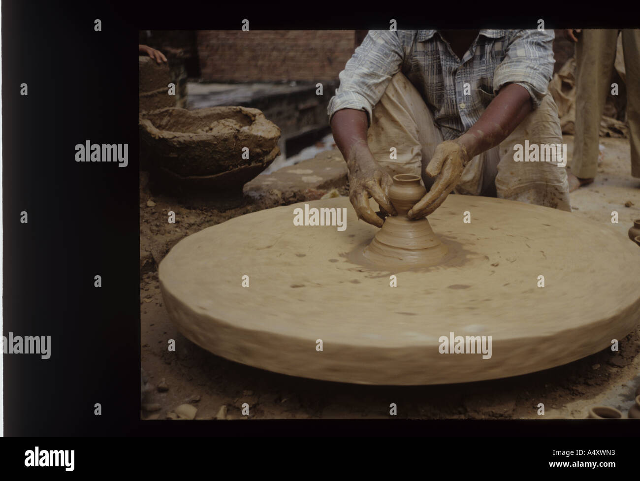 Craftsman moulding a pot on a potters wh Stock Photo - Alamy