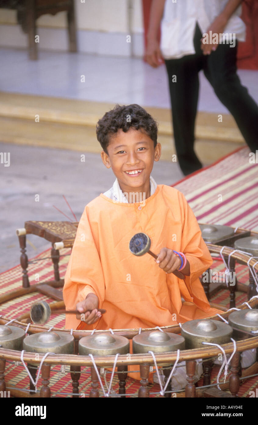 Cambodia Phnom Penh Traditional Music At Silver Pagoda Stock Photo - Alamy