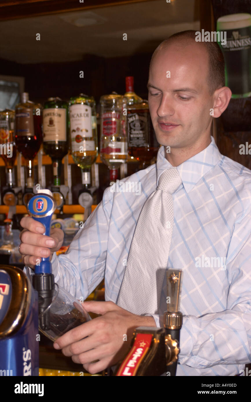 bar man pouring drink Stock Photo - Alamy