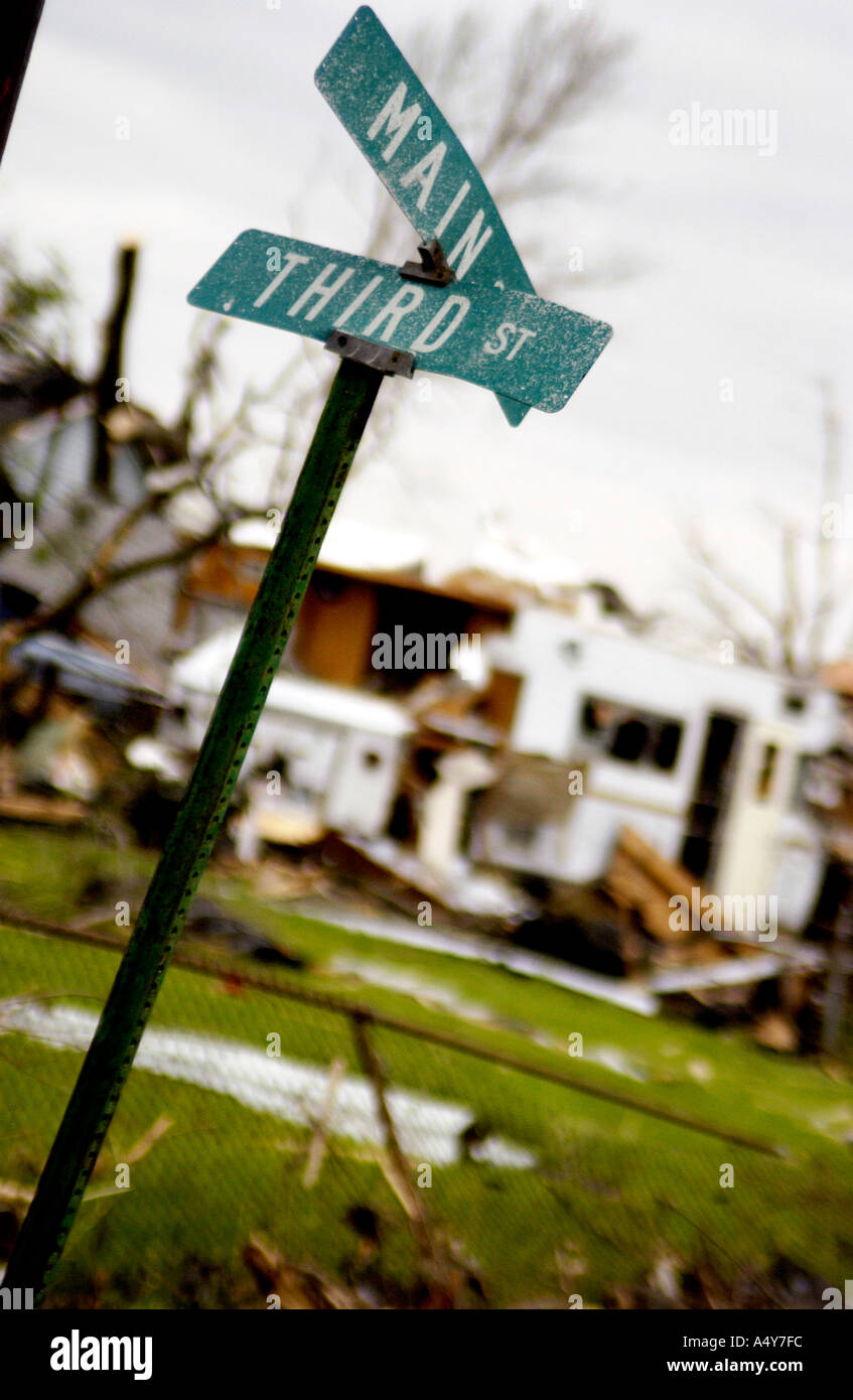 Earthquake damage sign hi-res stock photography and images - Alamy